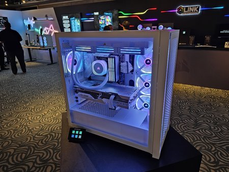 How many devices can a iCUE LINK System Hub support? | CORSAIR:EXPLORER